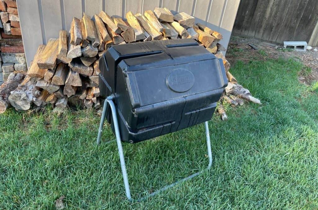 How to Use a Compost Tumbler (The Complete Guide) - ThatBackyard